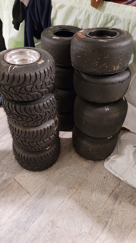 Selling Arrow X5 Chassis, 2 Sets of Vega Reds and 1 Set of Vega Wets ...